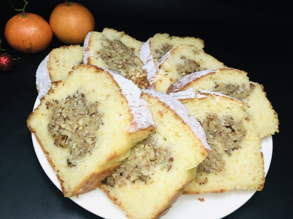 Chec umed cu umplutura de nuci si portocala - Ciocolata cu Zambete