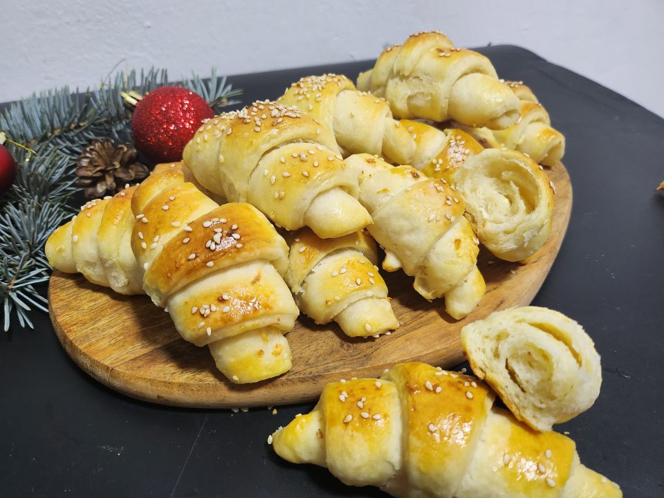 Cornuri pufoase cu unt - Ciocolata cu Zambete