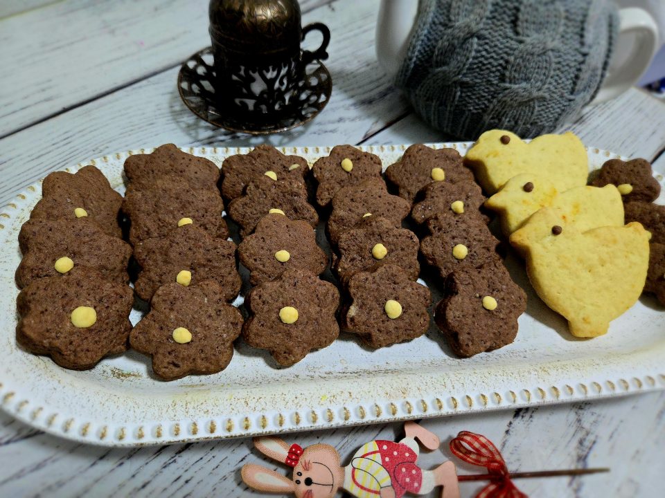Biscuiti bicolori cu cacao si portocala - Ciocolata cu Zambete