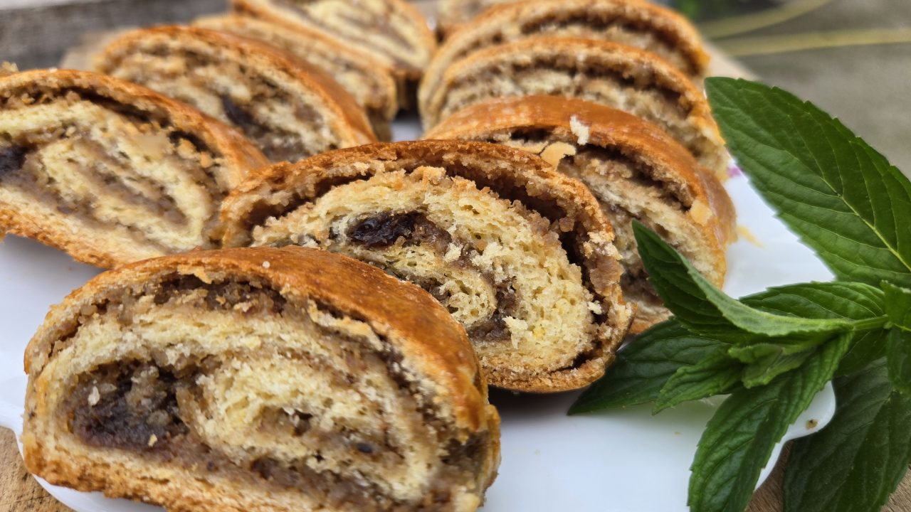 Cozonac unguresc cu nuca - Baigli - Ciocolata cu Zambete
