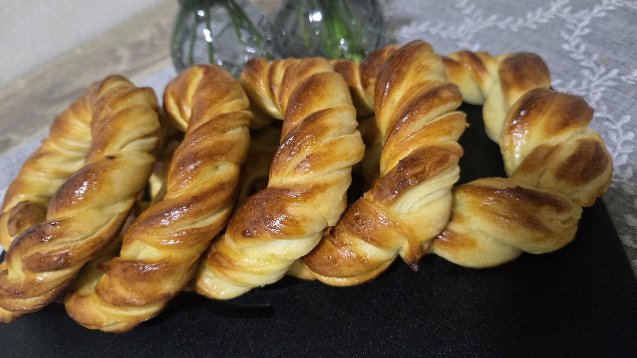 Covrigi Polonezi cu miere - Ciocolata cu Zambete
